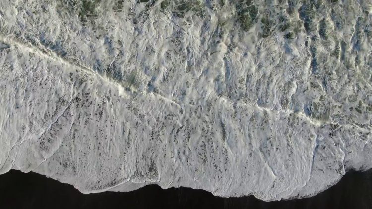 【Views】730『WAVE』5分30秒〜台風の残り香で晴天なのにうねりを繰り返す浜辺に打ち付ける波を、アート作品としてスケッチ ...